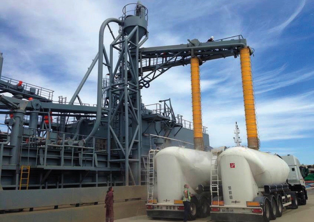 Dust-free Ship-Unloading: Loading Chutes for clean and safe Transfer of ...